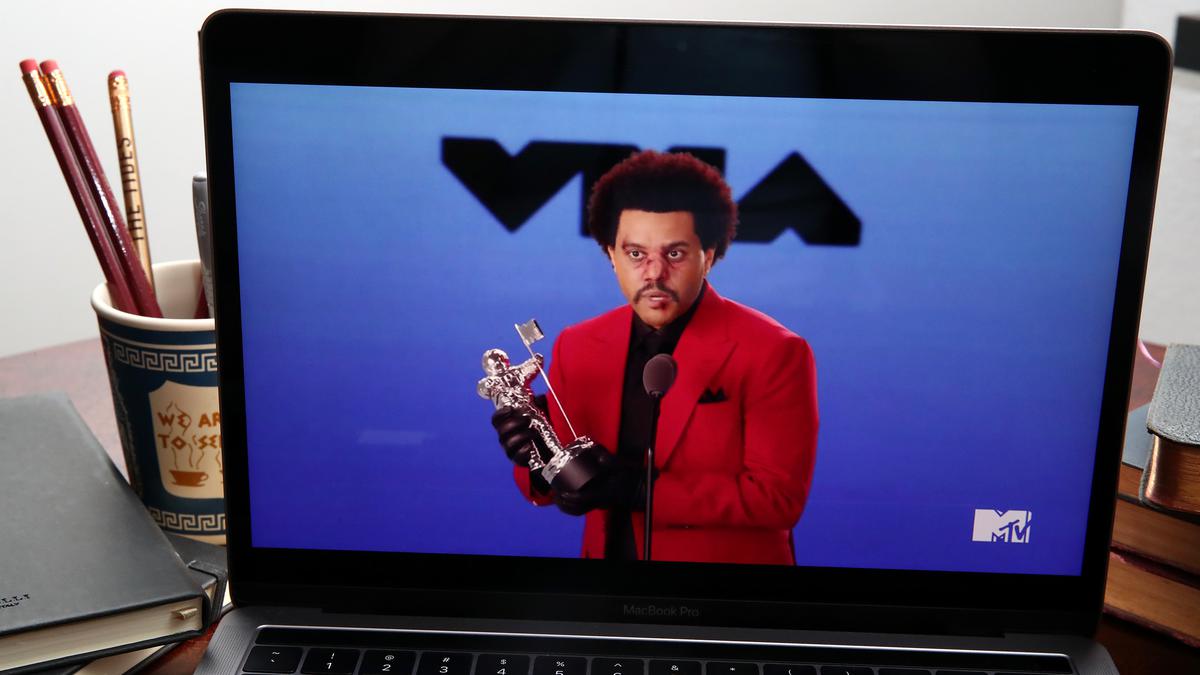 The Weeknd Kenang Masa Kelam dengan Tampil Babak Belur di MTV VMA 2020 ...