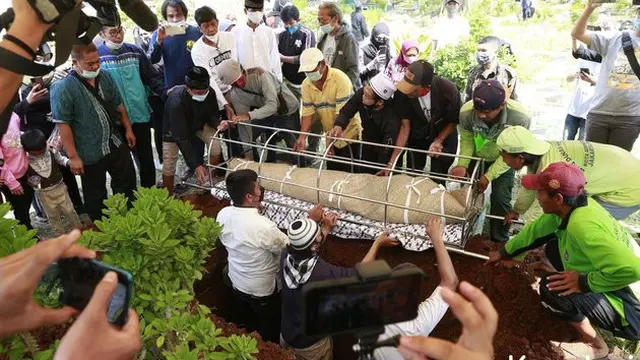 6 Momen Pemakaman Aktor Senior Urip Arphan, Diiringi Isak Tangis ...