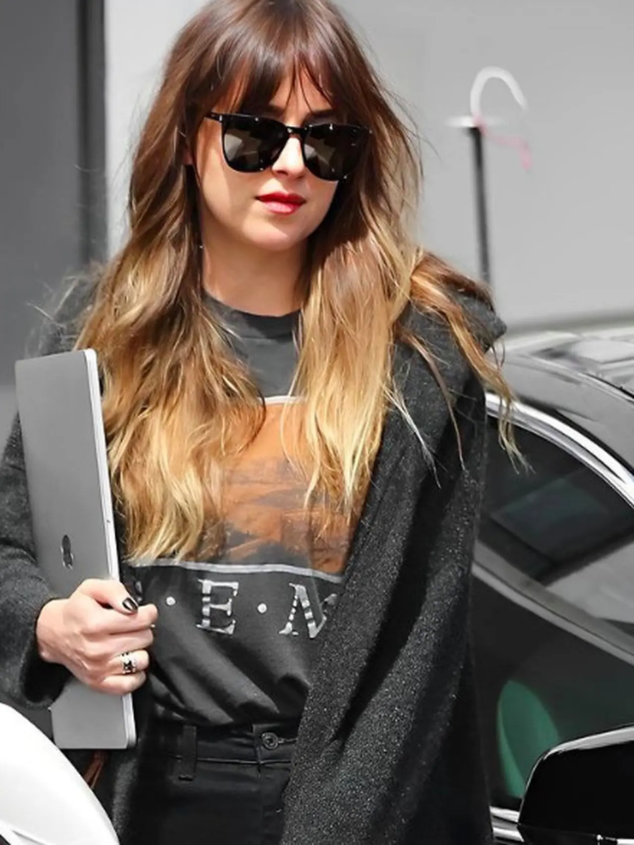 7 Potret Cantik dan Memesona Dakota Johnson, Pacar Vokalis Coldplay ...