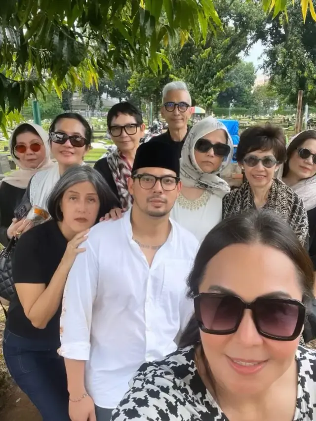 7 Potret Pemakaman Ayah Adilla Dimitri, Dihadiri Cucu Hingga Wulan ...