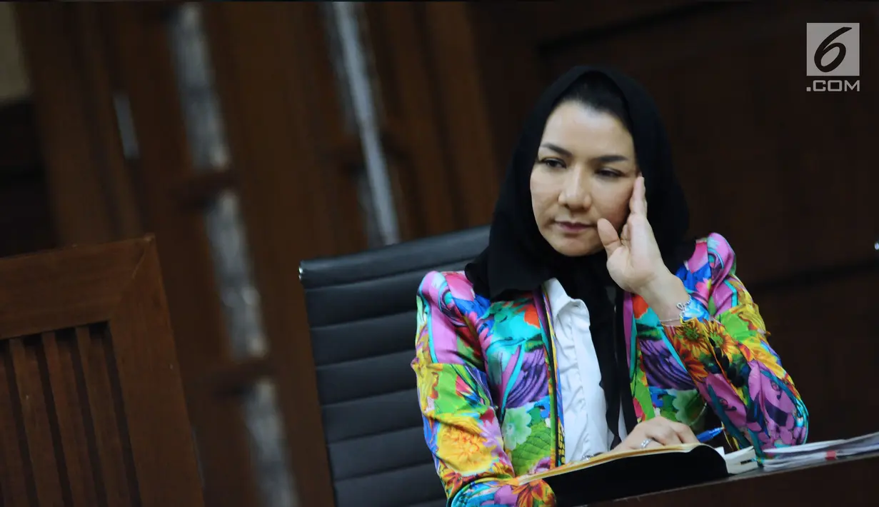 FOTO: Kenakan Blazer Bermotif, Bupati Rita Widyasari Jalani Sidang ...