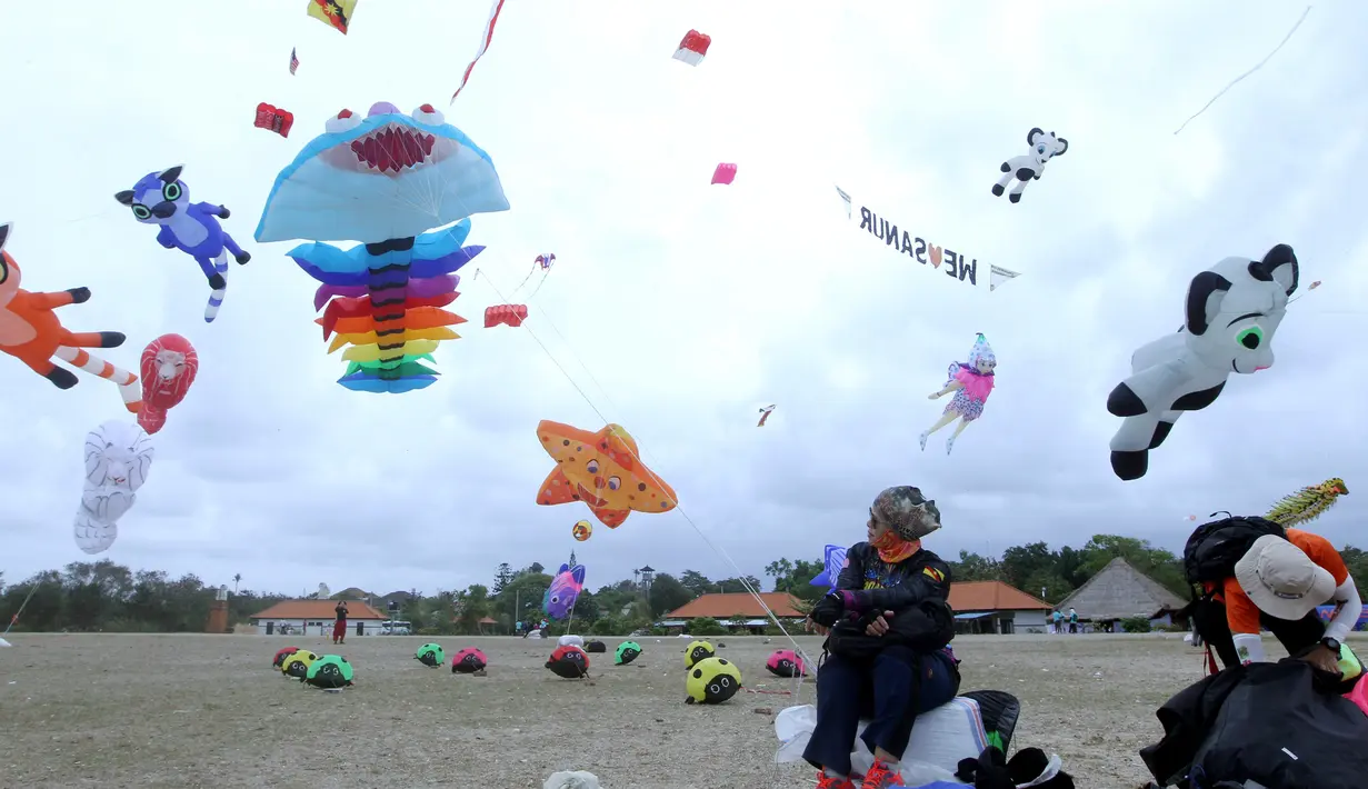 PHOTO: Pesona Layang-Layang Unik Hiasi Pantai Bali - Foto Liputan6.com