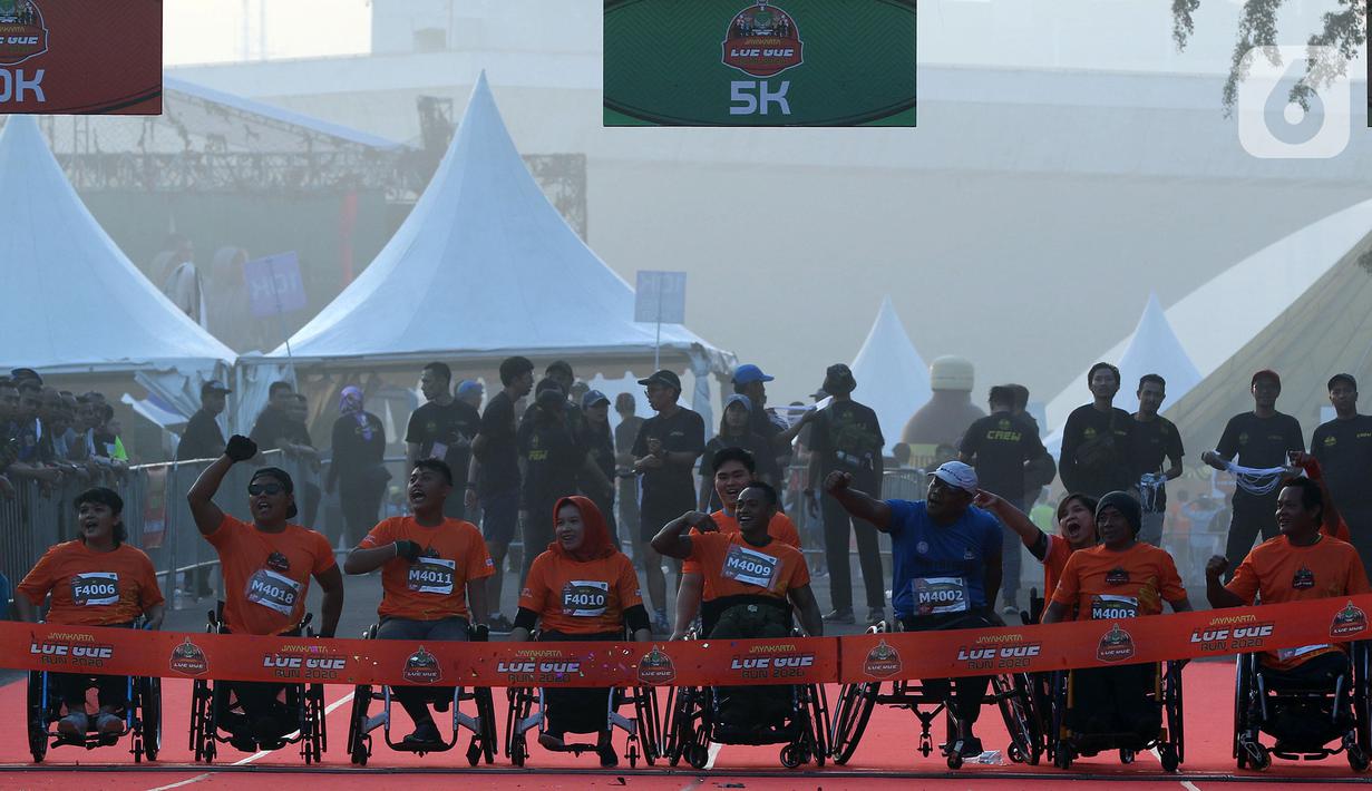 FOTO: Semangat Pengguna Kursi Roda di Lomba Lari Lo Gue Run 2020 - Foto ...
