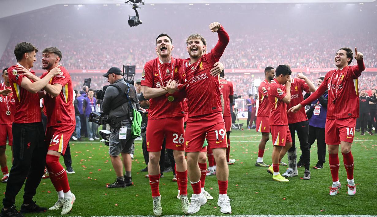 Penantian Panjang Usai, Liverpool Angkat Trofi Juara Liga Inggris di ...