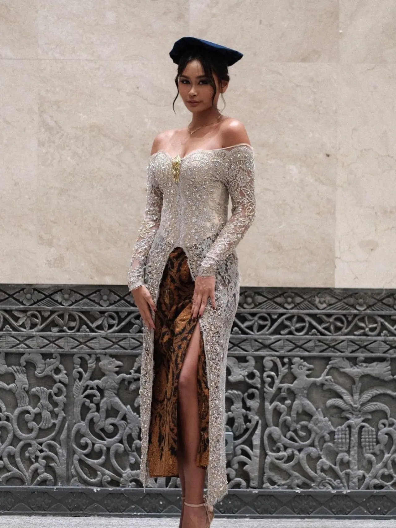 Pesona Kebaya Off Shoulder dari Ayu Ting Ting hingga Sandra Dewi: Elegan dan Memukau - Fashion ...