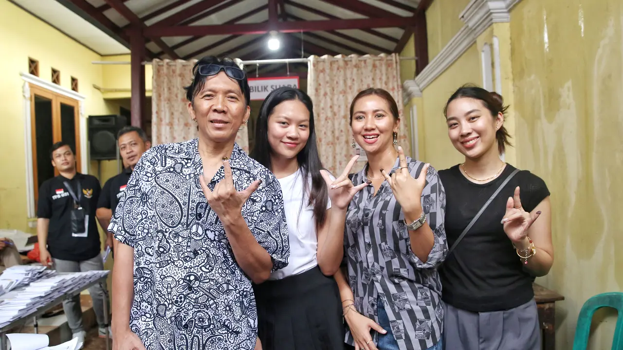 8 Potret Istri dan Anak Bimbim Slank yang Seperti Kakak Beradik saat Nyoblos di TPS ...