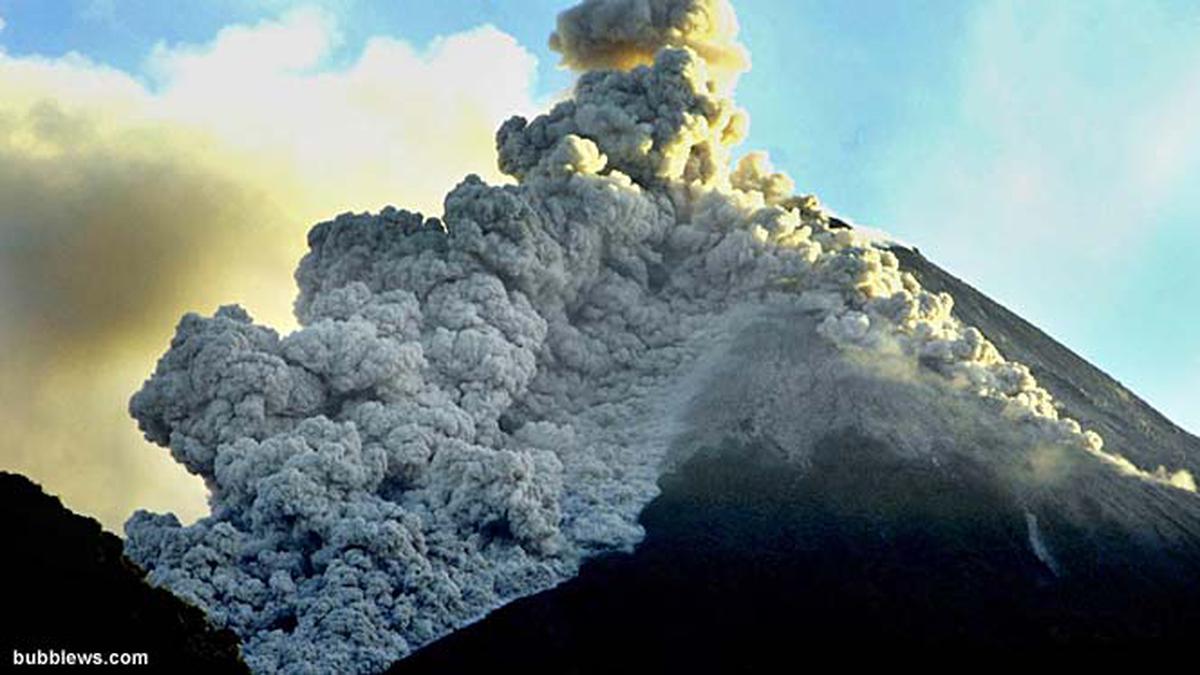 Gunung Merapi Semburkan Asap Putih