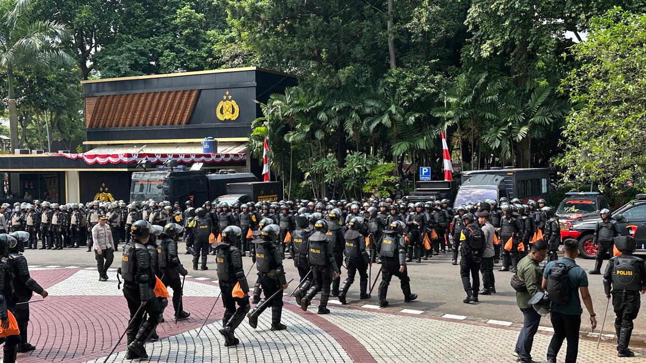 Polda Metro Jaya Siaga Kawal BEM SI Demo Kasus Affan Kurniawan Tewas ...