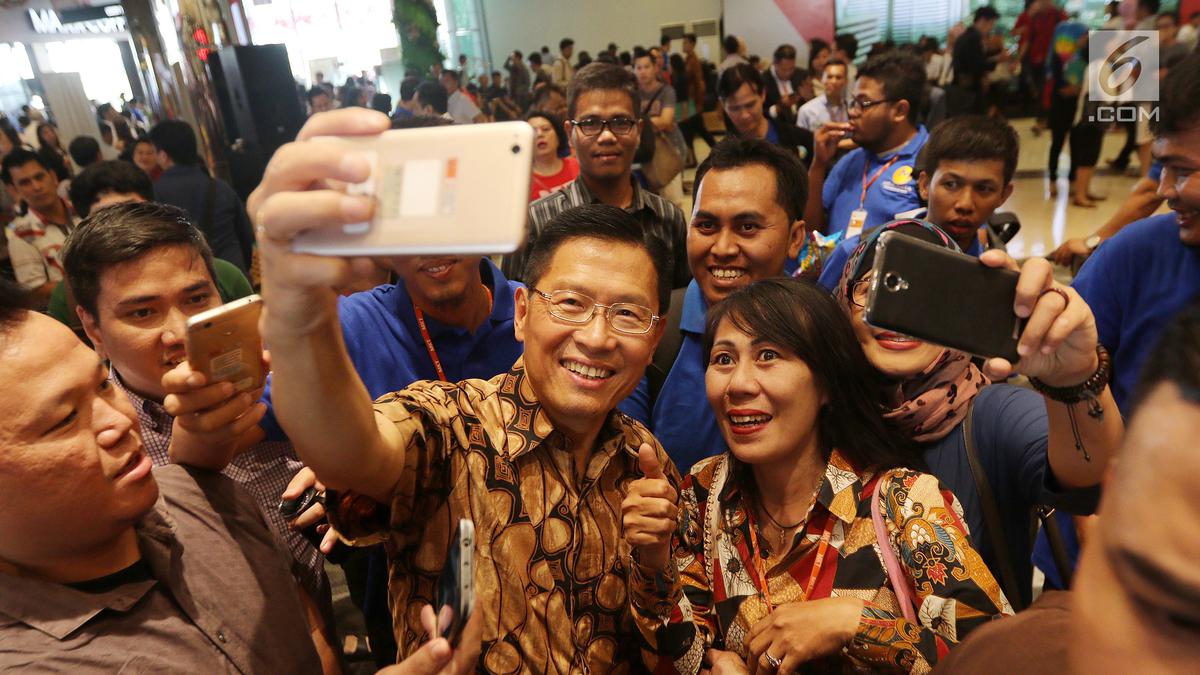 PHOTO: Pengunjung Berebut Swafoto dengan Bos Lippo Group - Foto ...