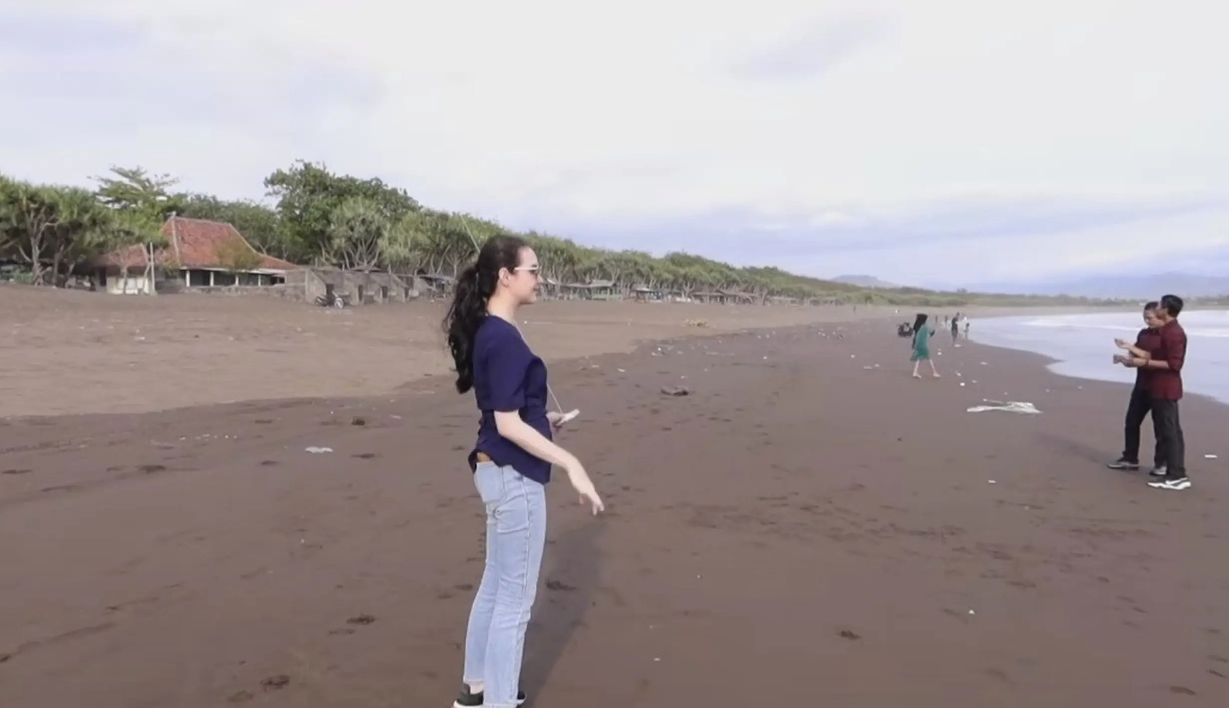 6 Potret Arumi Bachsin Main Layangan di Pinggir Pantai, Pakaian Santai Jadi Sorotan - Photo ...