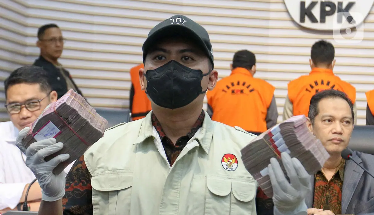 Penampakan Uang Rp12 Miliar Hasil OTT KPK di Kalimantan Selatan - Foto Liputan6.com