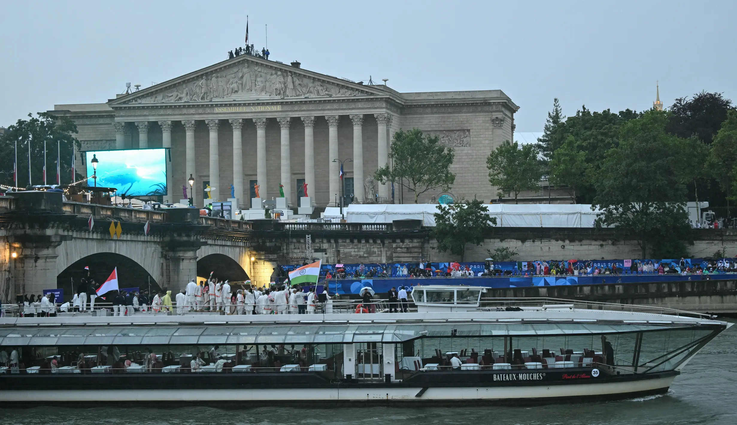Defile Kontingen Indonesia di Atas Kapal saat Pembukaan Olimpiade Paris ...