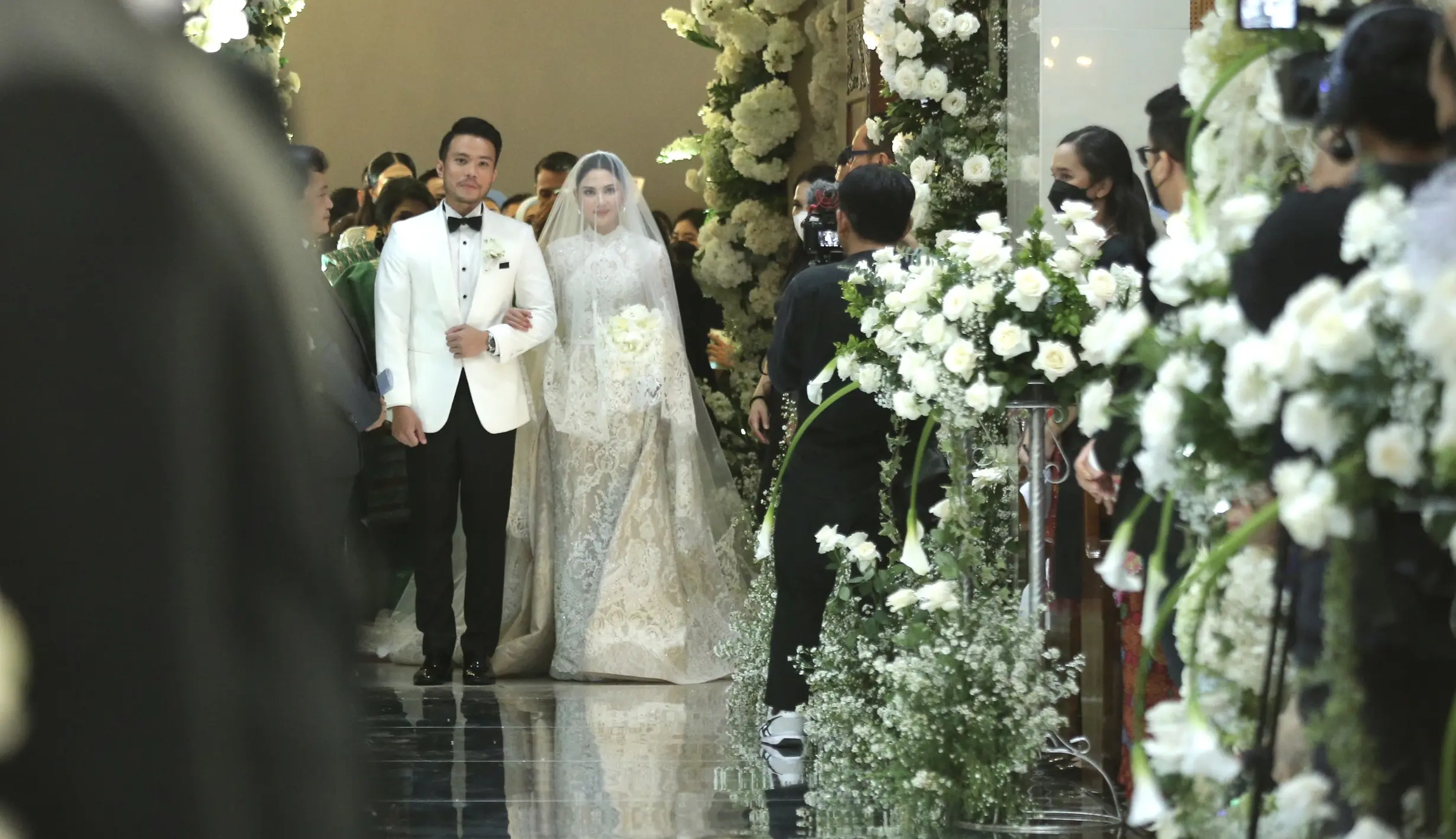 10 Potret Pemberkatan Pernikahan Jessica Mila dan Yakup Hasibuan - Photo Fimela.com