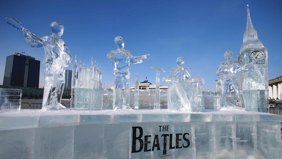 FOTO: Keren, Patung Es The Beatles dan Big Ben Dibuat di Mongolia ...