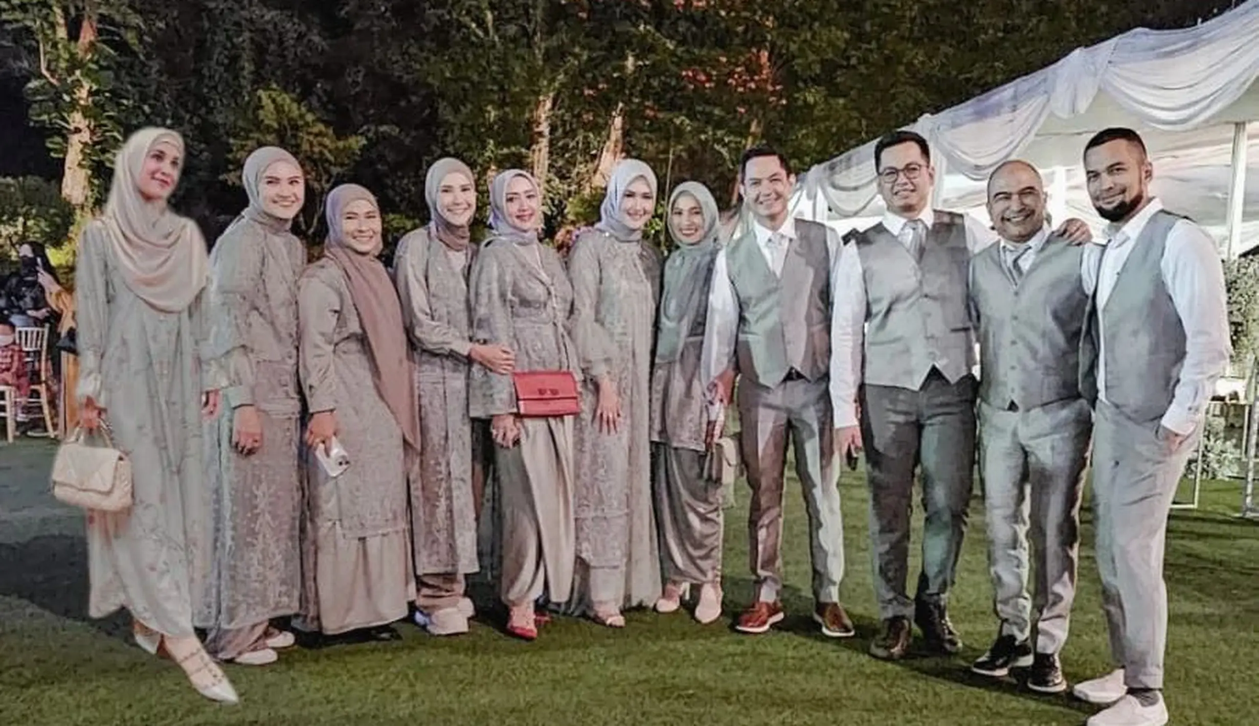 10 Potret Seragam Bridesmaid-Groomsmen Sahrul Gunawan dari Dude Harlino ...
