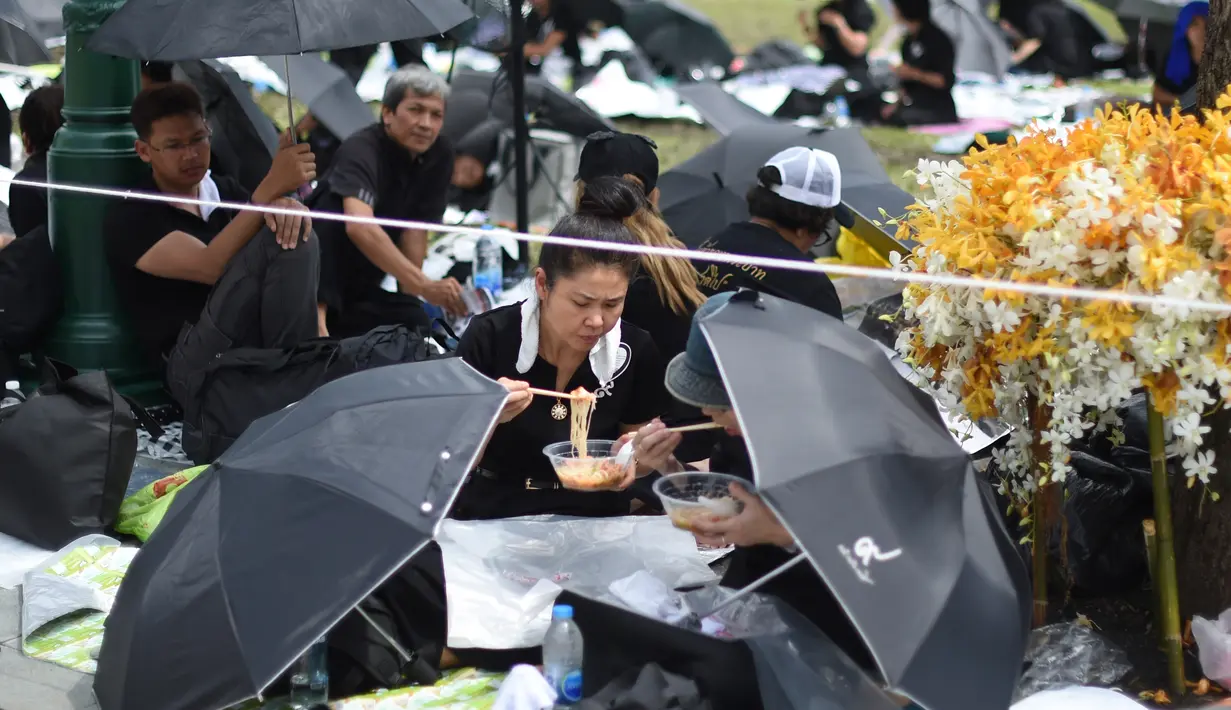 PHOTO: Loyalitas Warga Thailand Jelang Upacara Kremasi Raja Bhumibol ...
