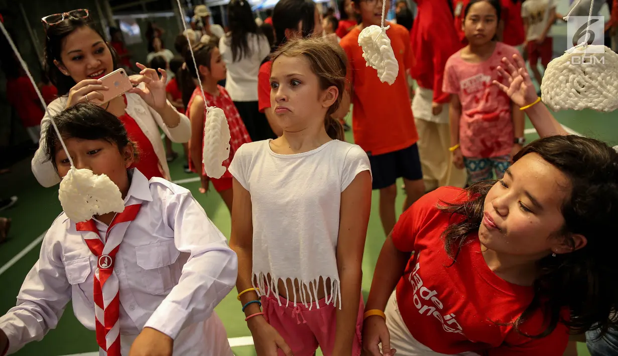 PHOTO: Siswa Bule Ikuti Lomba Tradisional Peringati Kemerdekaan RI ...