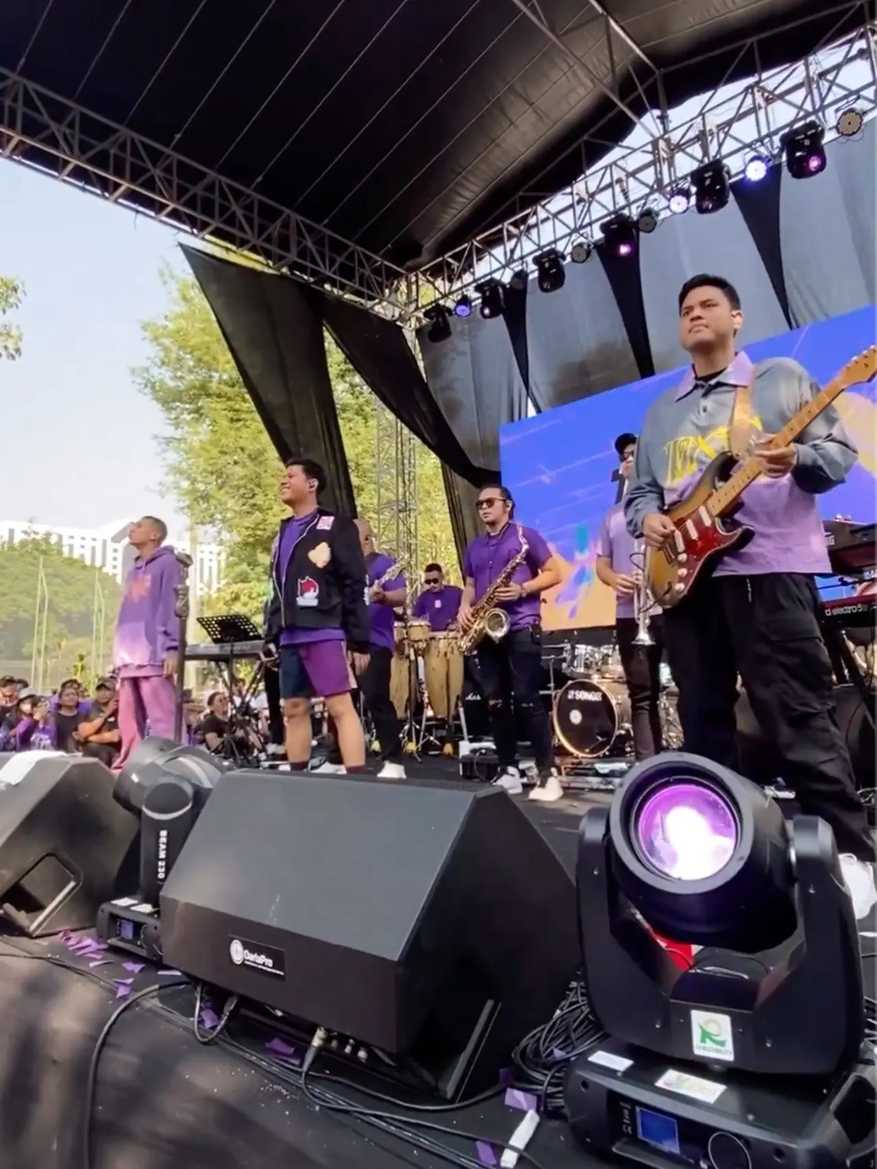 6 Potret RAN Manggung di Senayan Pakai Outfit Ungu, Nyanyi Pandangan ...