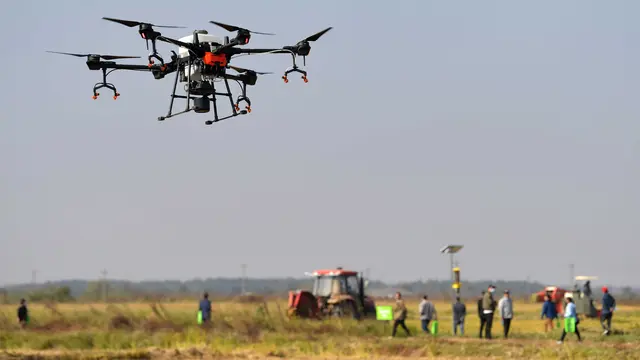 Pertanian Sudah Maju, Sebar Pupuk Kini Bisa Pakai Drone - Bisnis ...