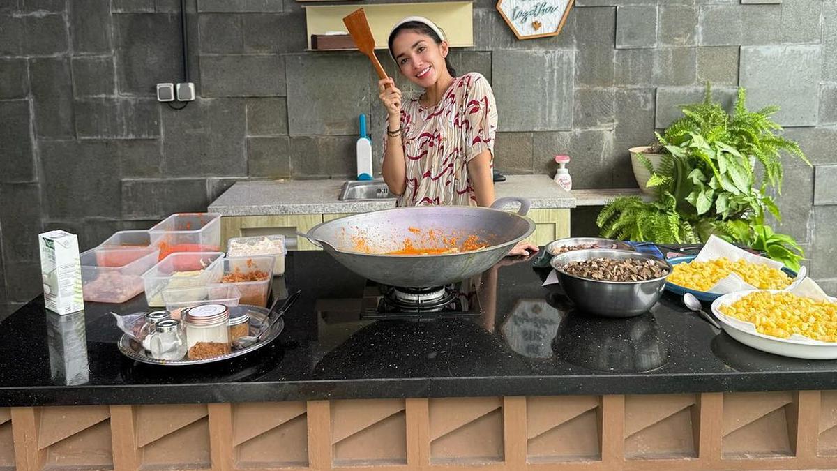 Semarak Rayakan Hari Raya, Sederet Selebriti Tanah Air Ini Masak-Masak ...