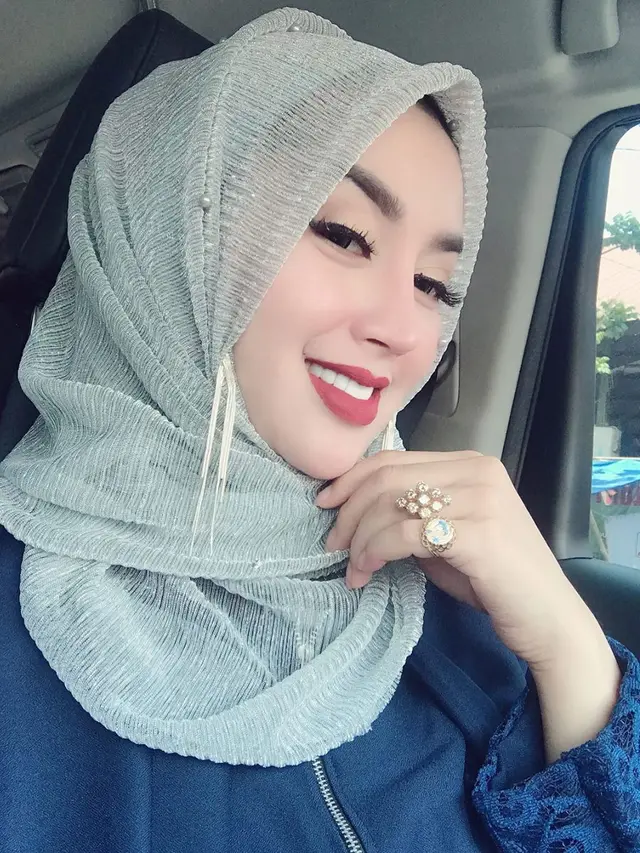 6 Potret Terbaru Tiara Dewi, Mantan Istri Lucky Hakim yang Kini Jualan Beras - Hot Liputan6.com