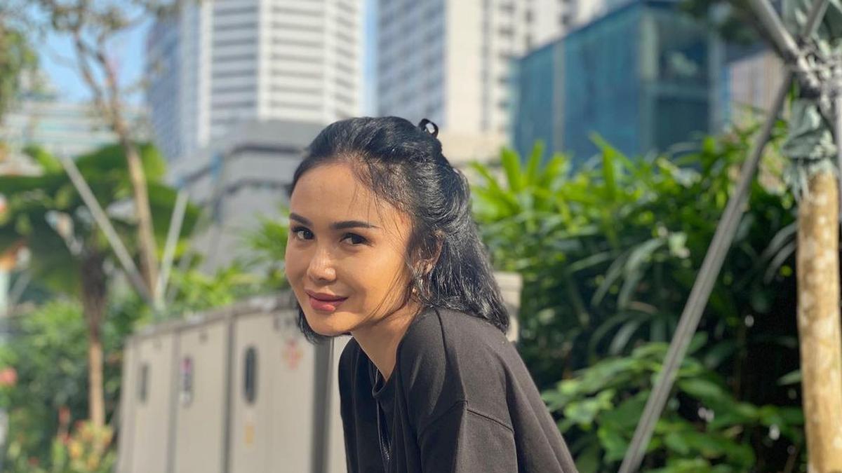 Yuni Shara Belajar Tenis di Usia 50 Tahun, Walaupun Kepanasan Tetap ...