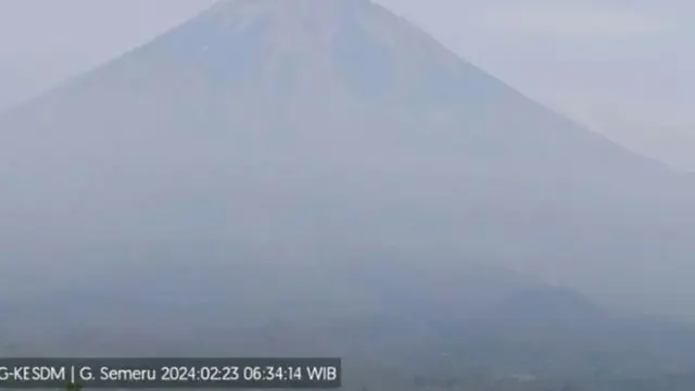 Gunung Semeru Erupsi Lagi, Letusan Abu Vulkanik Capai 400 Meter - Surabaya Liputan6.com