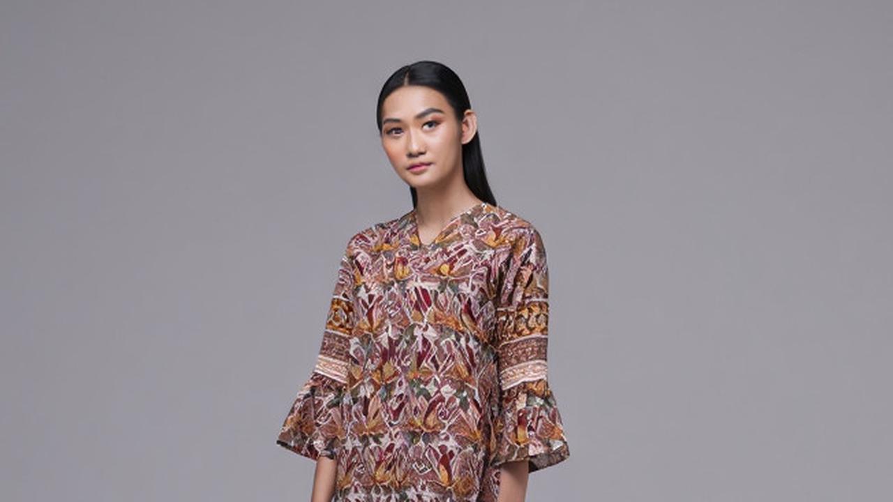 7 Model Tunik Batik dengan Lengan Lonceng, Bikin Wanita Anggun Tanpa Ribet