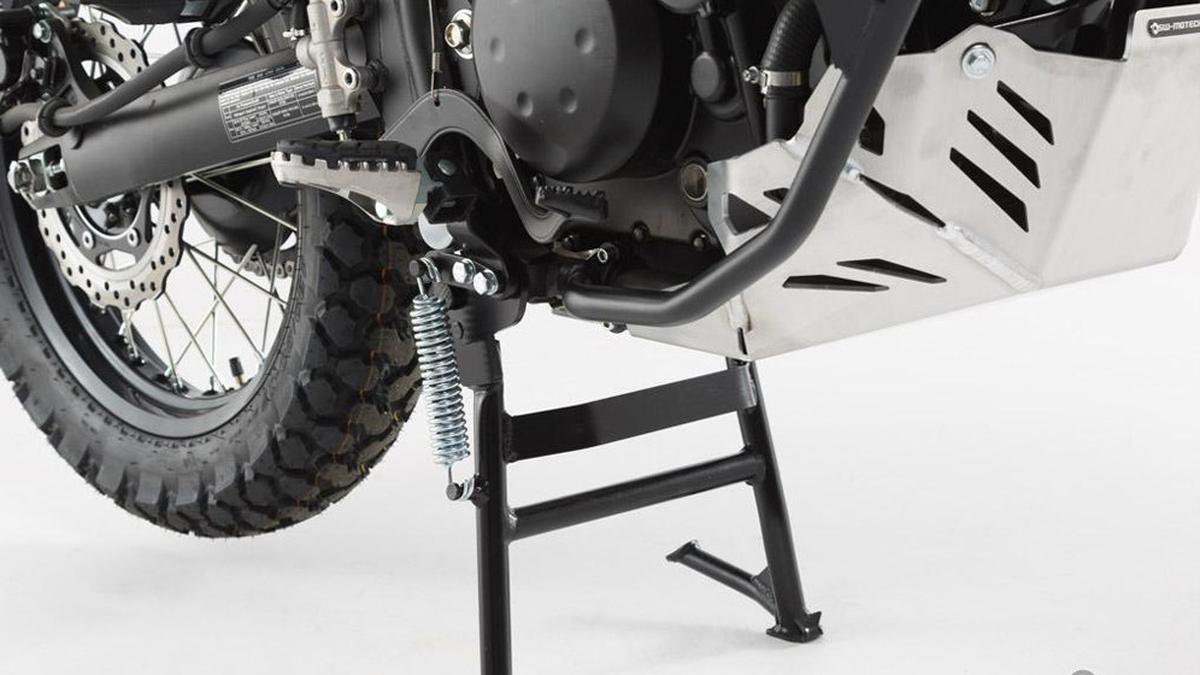 Parkir Motor, Lebih Baik Standar Tengah atau Samping? - Berita Otosia.com