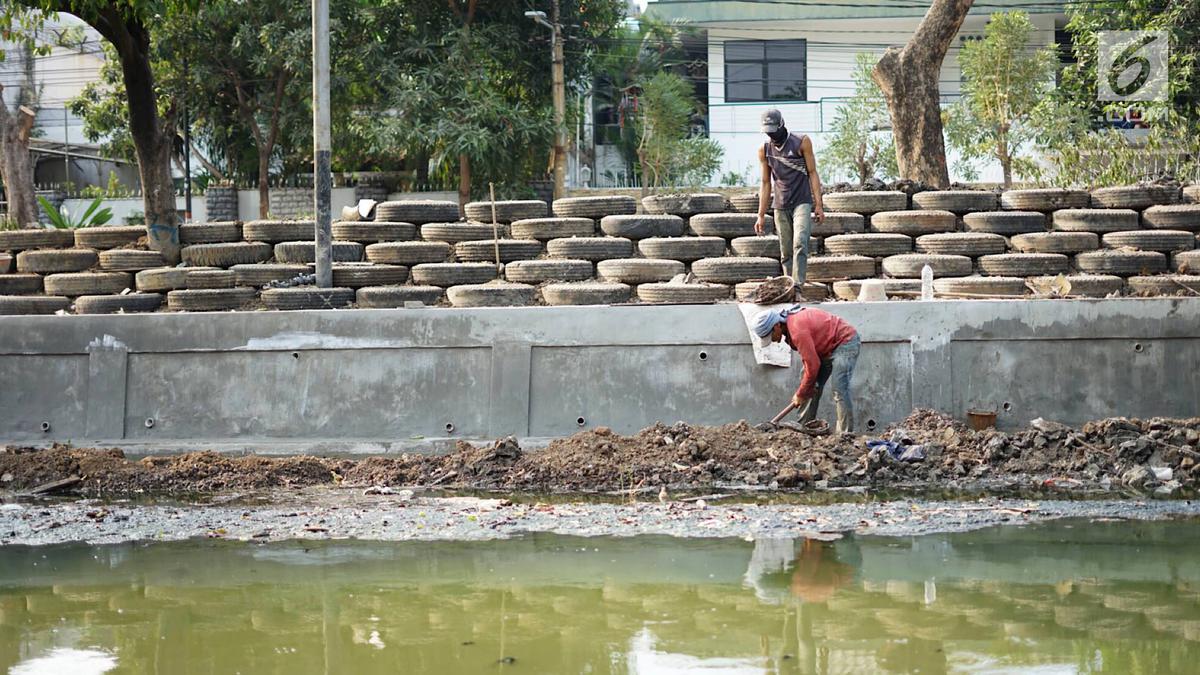 FOTO: 2400 Ban Bekas Jadi Material Pembuatan Turap di Kawasan Ancol ...