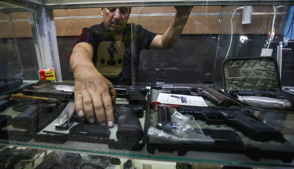 FOTO: Toko Senjata Api Legal Marak di Baghdad - Foto Liputan6.com