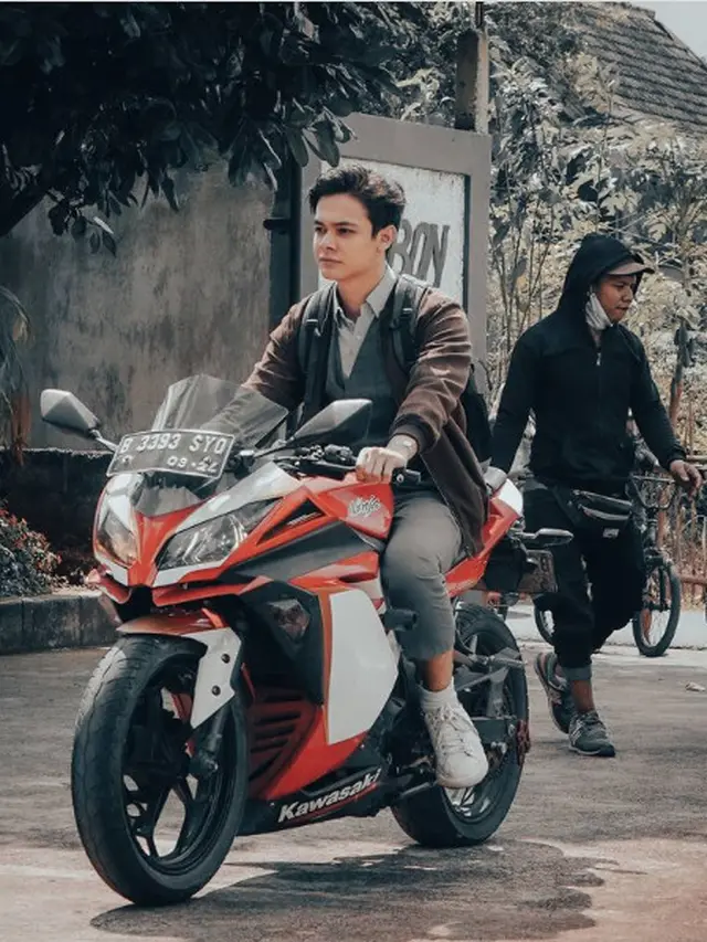 6 Potret Bryan Andrew Pemeran Si Ganteng Tristan di Lokasi Syuting Mega ...