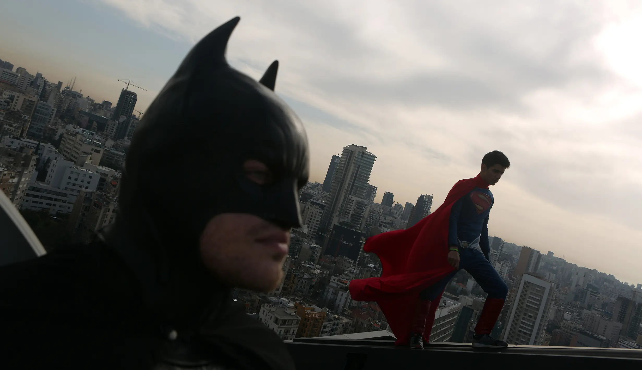 Bertarung di Atas Gedung, Batman dan Superman Hebohkan Warga Lebanon ...