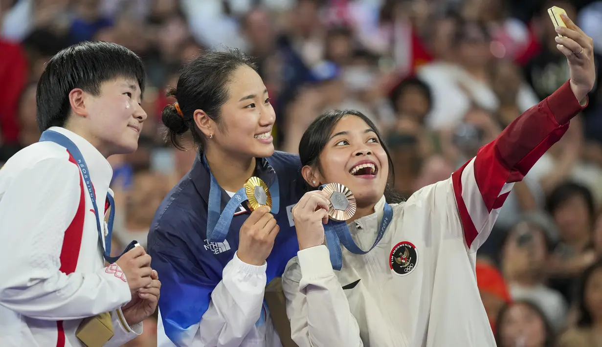 Foto: Momen Swafoto Gregoria Mariska Tunjung di Podium Juara Bareng An ...