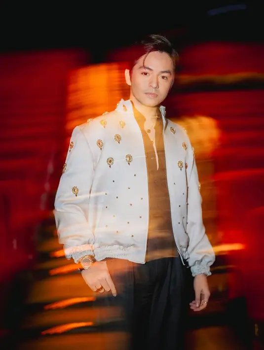 Pesona Bad Boy Angga Yunanda yang Terlihat Serasi dengan Syifa Hadju di Gala Premiere Catatan Si ...