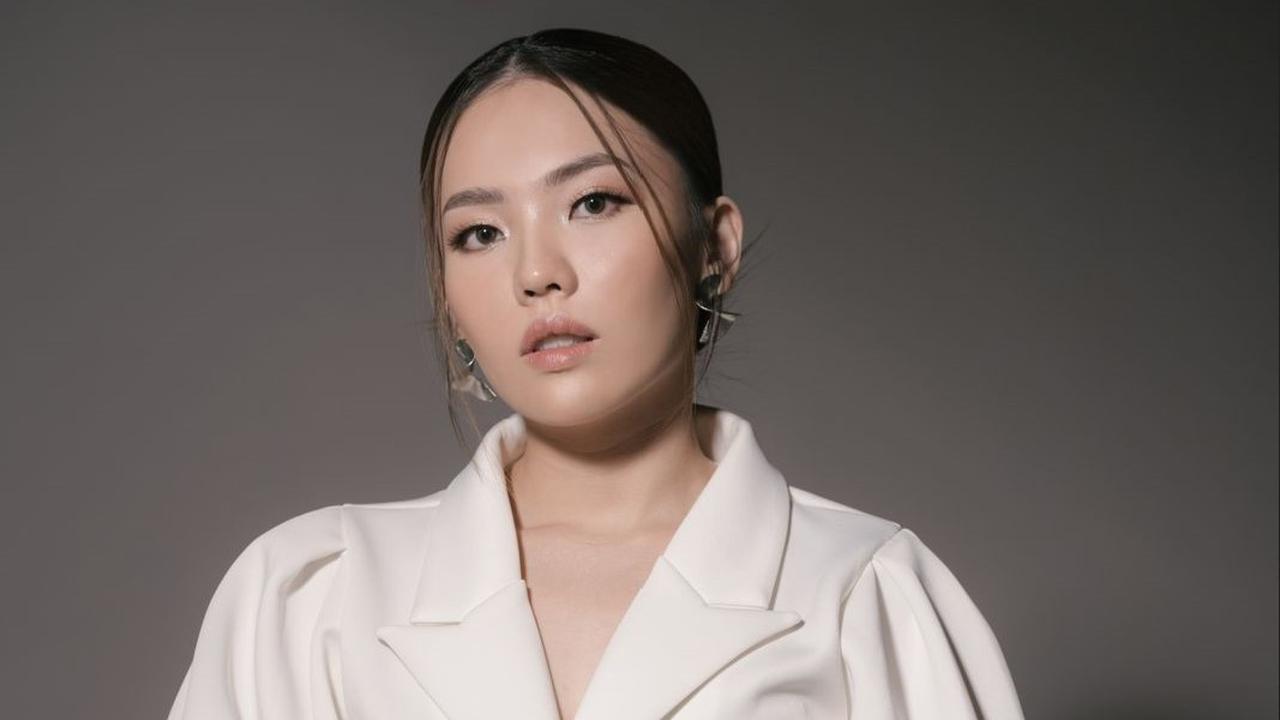 Jesslyn Anastasia, Adik Crazy Rich Surabaya Steven Setiono Menikmati ...