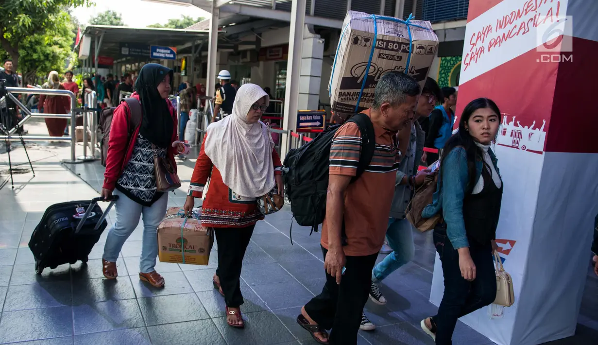 Pemudik Stasiun Senen Mulai Meningkat - Foto Liputan6.com