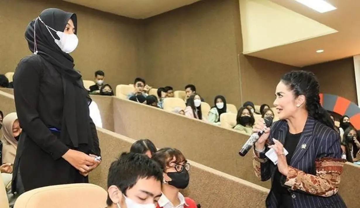 Potret Krisdayanti Jadi Dosen Tamu di Universitas Brawijaya Malang, Malah Dipanggil Mimi oleh ...