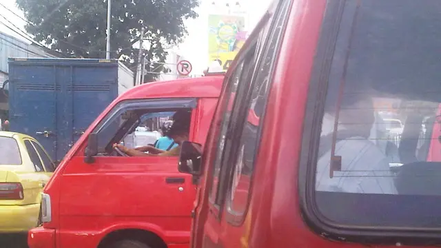 Betapa Baiknya Sopir Angkot yang Satu Ini, Antar Penumpang Sampai Depan ...