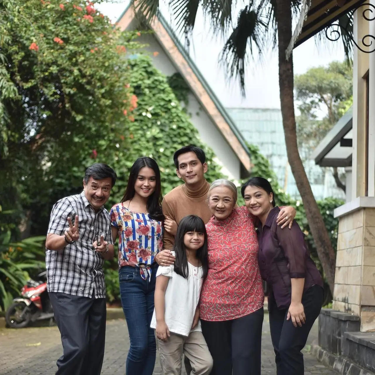 Masih Eksis, Ini 6 Kebersamaan Yati Surachman Bareng Artis Muda Tanah Air - Hot Liputan6.com