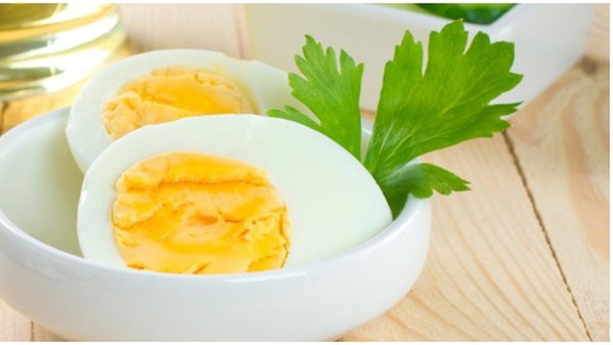 Cara Mudah Mengupas Telur Ayam Rebus Setengah Matang - Lifestyle Fimela.com