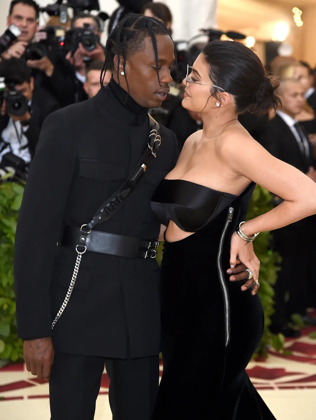 FOTO: Pertama Kalinya, Kylie Jenner Tampil Bareng Travis Scott di Met ...