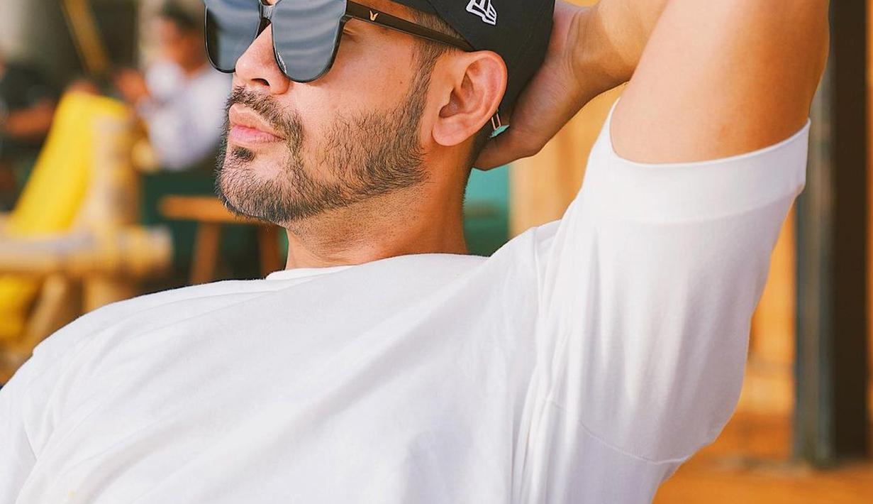 Gaya Kece Rian Ibram Pakai Kacamata Hitam, Pesonanya Bikin Ambyar!
