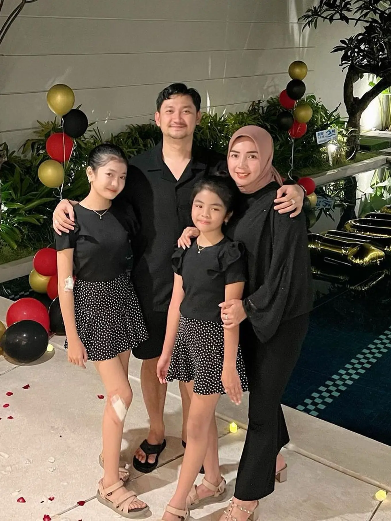 Ultah ke-36 Dapat Hadiah Mobil, Angga Wijaya Bersyukur Didampingi Tiga ...