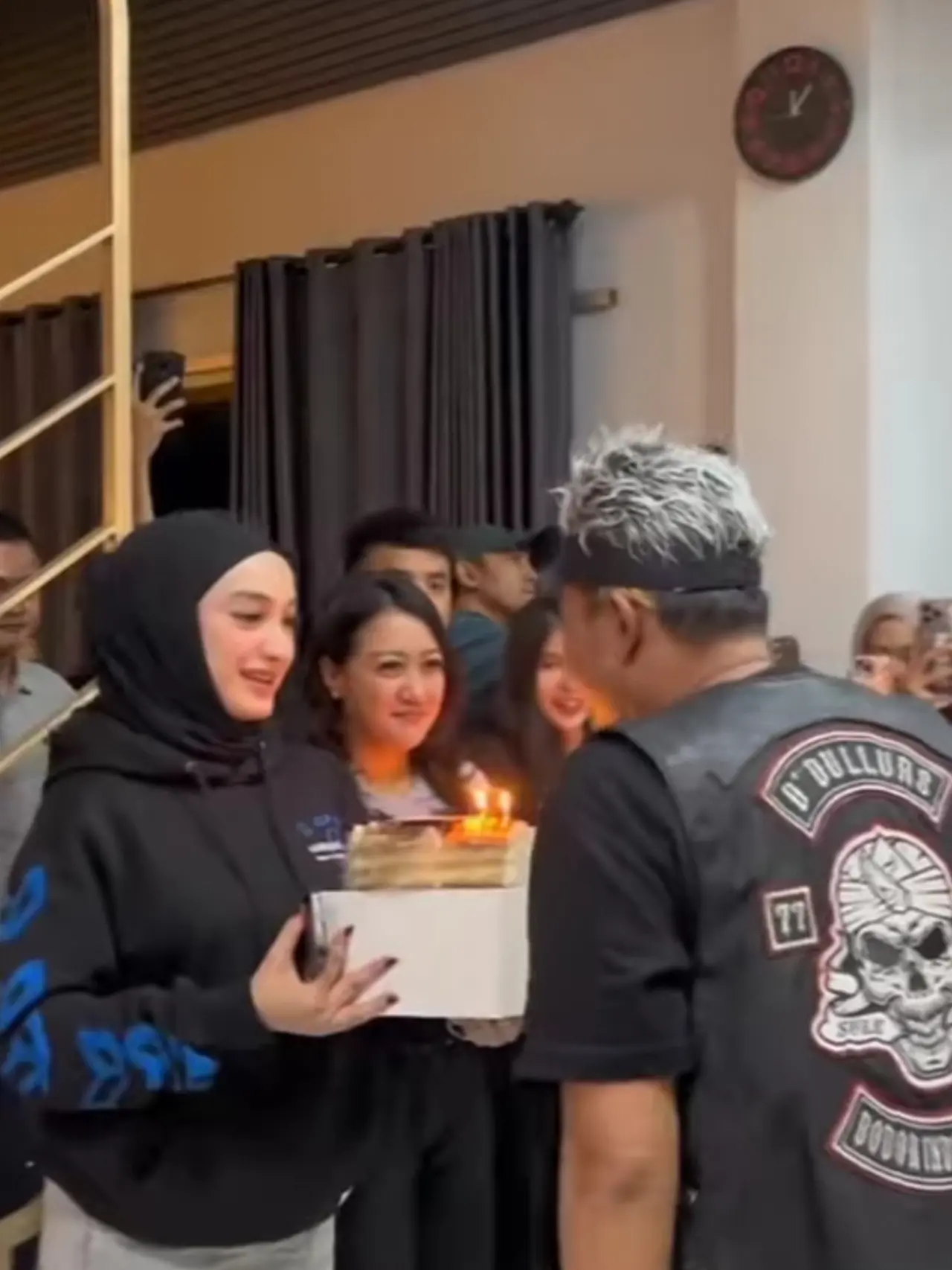 7 Potret Sule dan Santyka Resmi Pacaran, Bahagia Ditemani Syuting - Hot ...