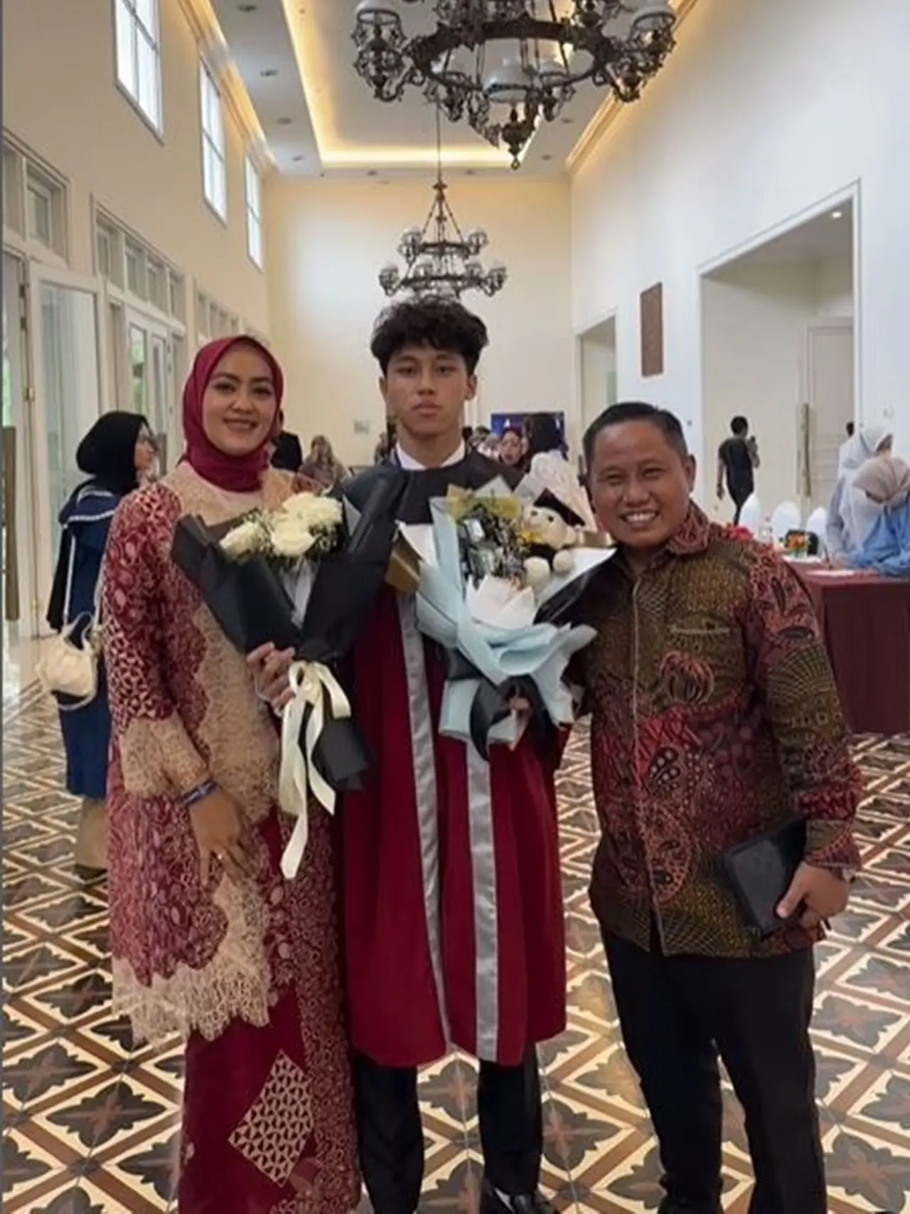 6 Momen Wisuda SMP Anak Sulung Narji, Paras Tampan dan Tinggi Curi ...