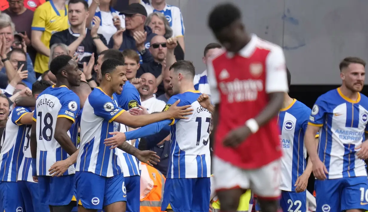 Foto: Terpleset Lagi, Fans Arsenal Kuatkan Hati untuk Ucapkan Bye-bye ...