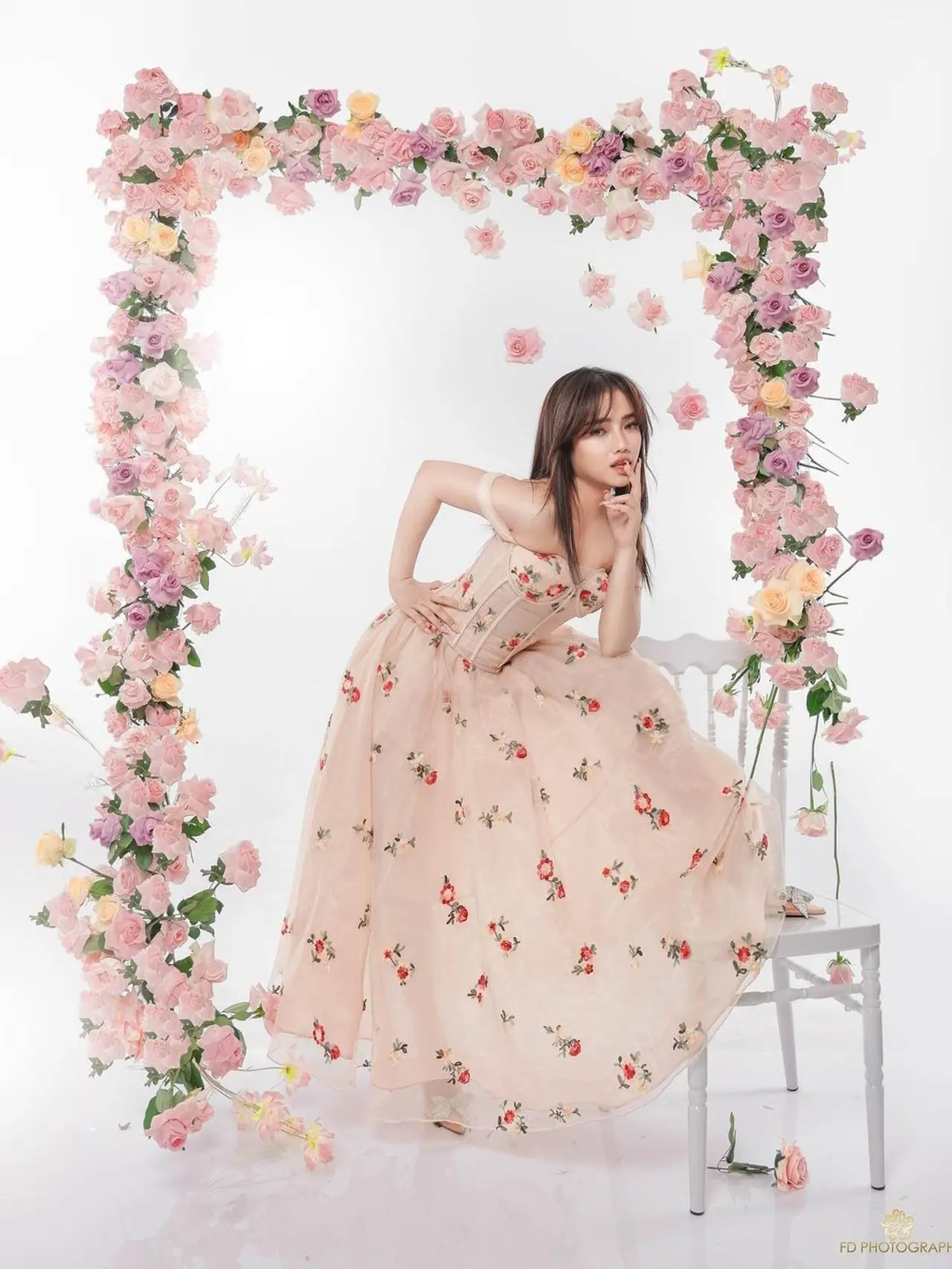 6 Gaya Outfit Bertemakan Bunga ala Selebritis Wanita Indonesia