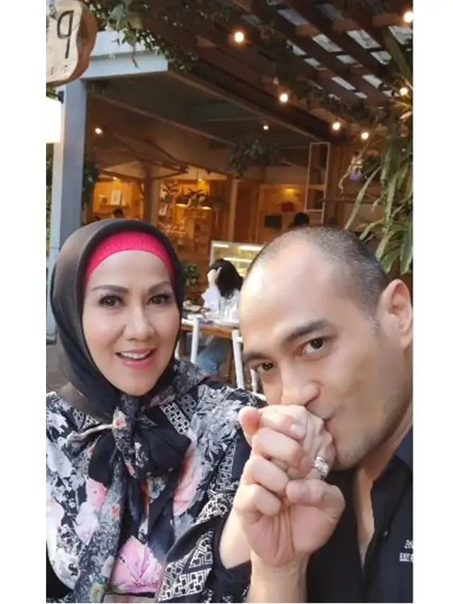 Dikenal Pasangan Bucin, Ini 6 Potret Kenangan Mesra Venna Melinda dan Ferry Irawan - Hot ...