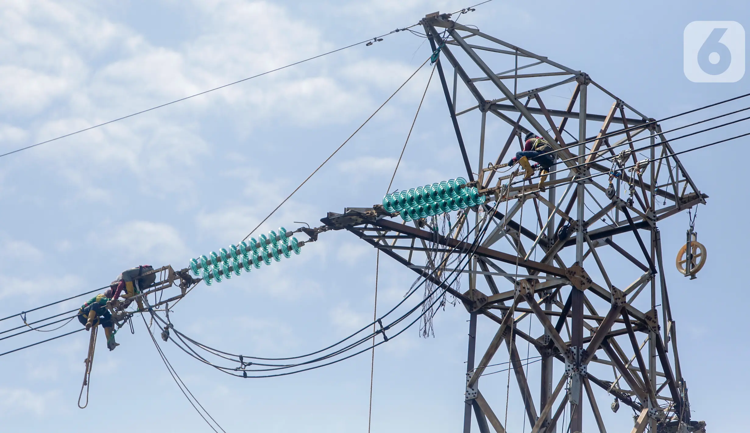 FOTO: PLN Tunda Proyek Listrik Demi Penyelamatan Operasional - Foto ...